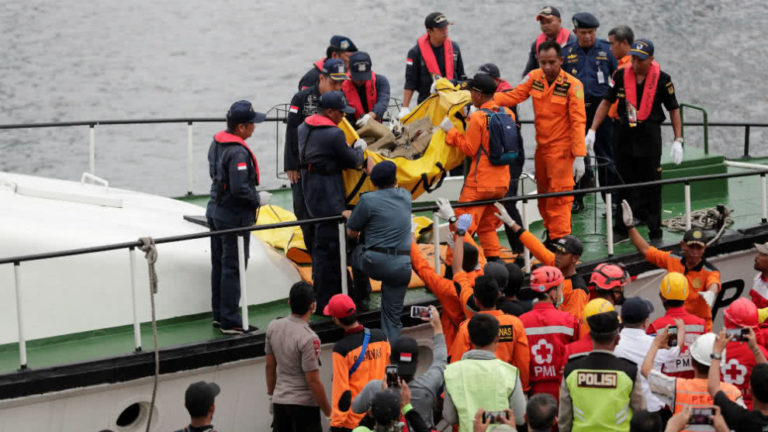 Continúa La Búsqueda De Las Cajas Negras Del Avión Estrellado En Indonesia